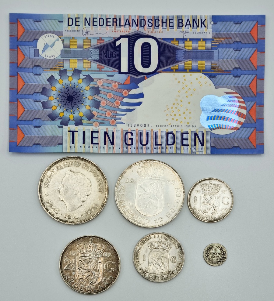 838. Zilveren munten en 10 gulden biljet