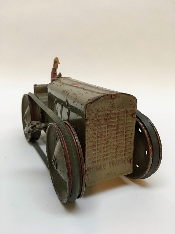 420. Blikken Triang Tractor met rubber banden, uitvoering L.B.Ltd ...